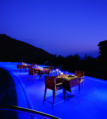 Cannonball! Ritz-Carlton serves dinner in the pool - HOTELSMag.com